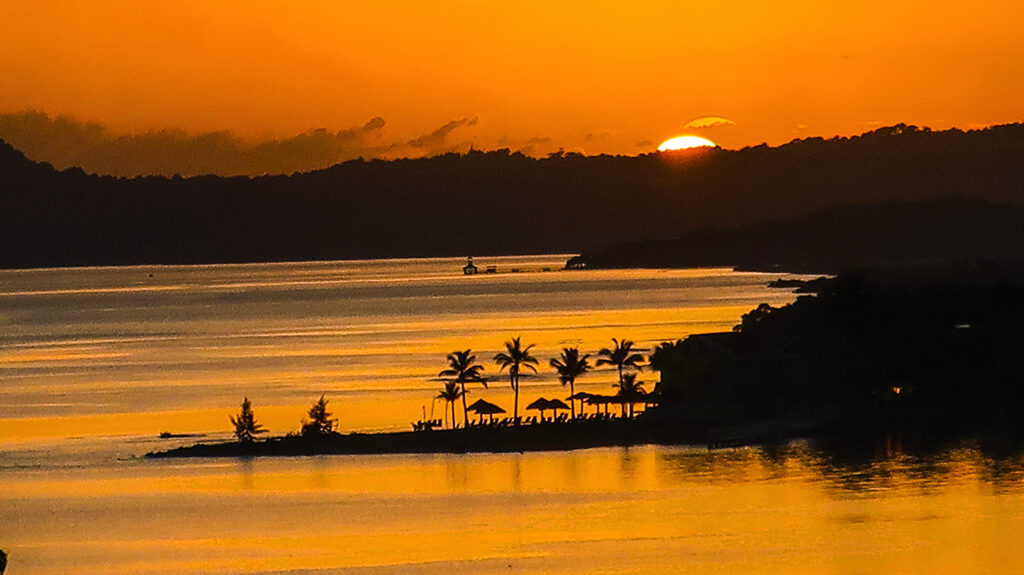 Relaxing in Roatan, in Search of the Perfect Beach | The Cruisington Times